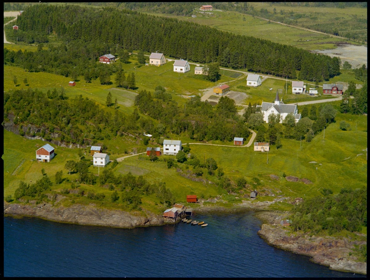 Leirfjord,Leland. Flyfoto fra Leland og Bjørsvika og Leirfjord kirke ...