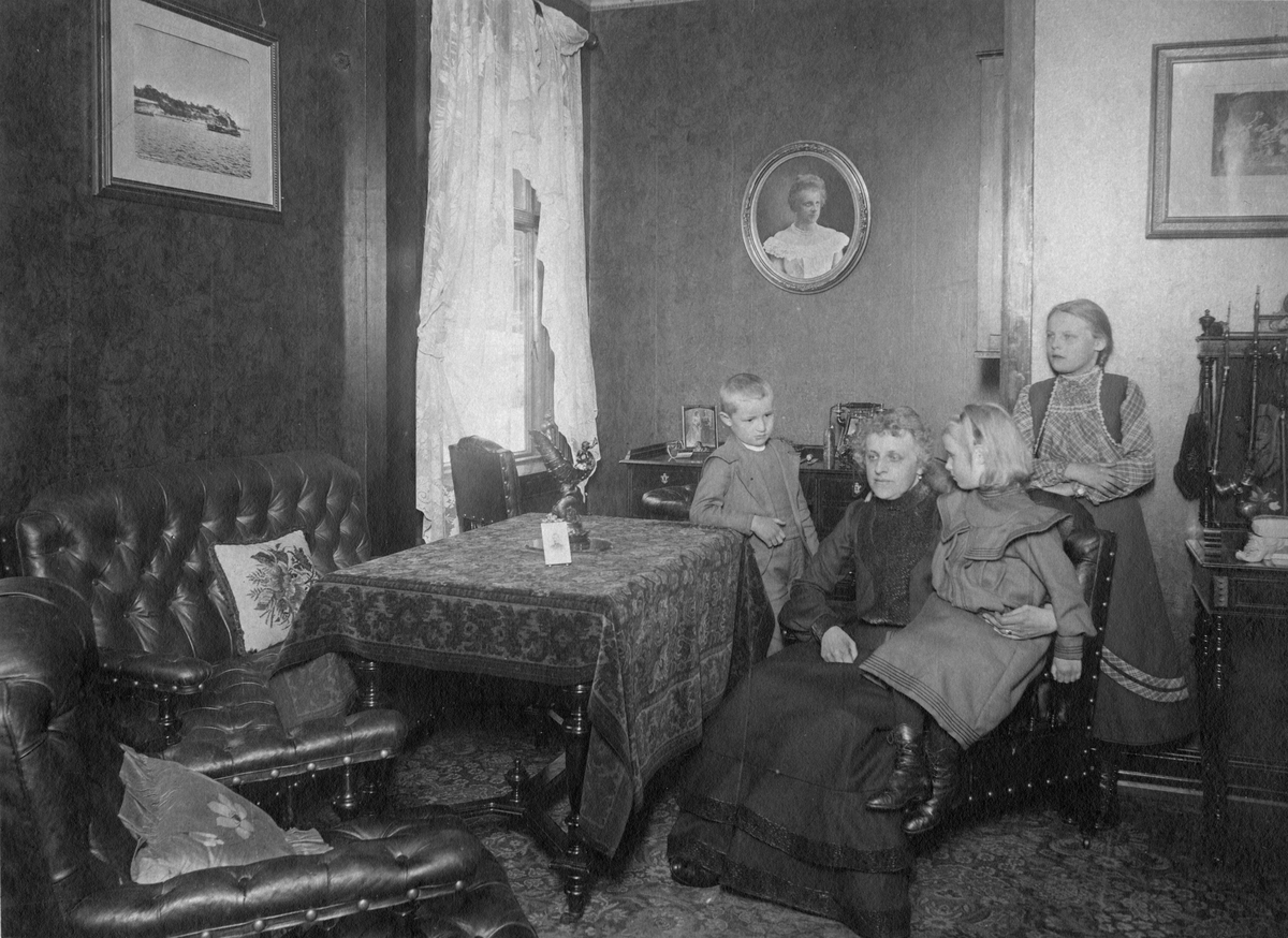 Stue-interiør med Agnes Bolla Biørn og hennes tre barn, Solveig, Fred ...
