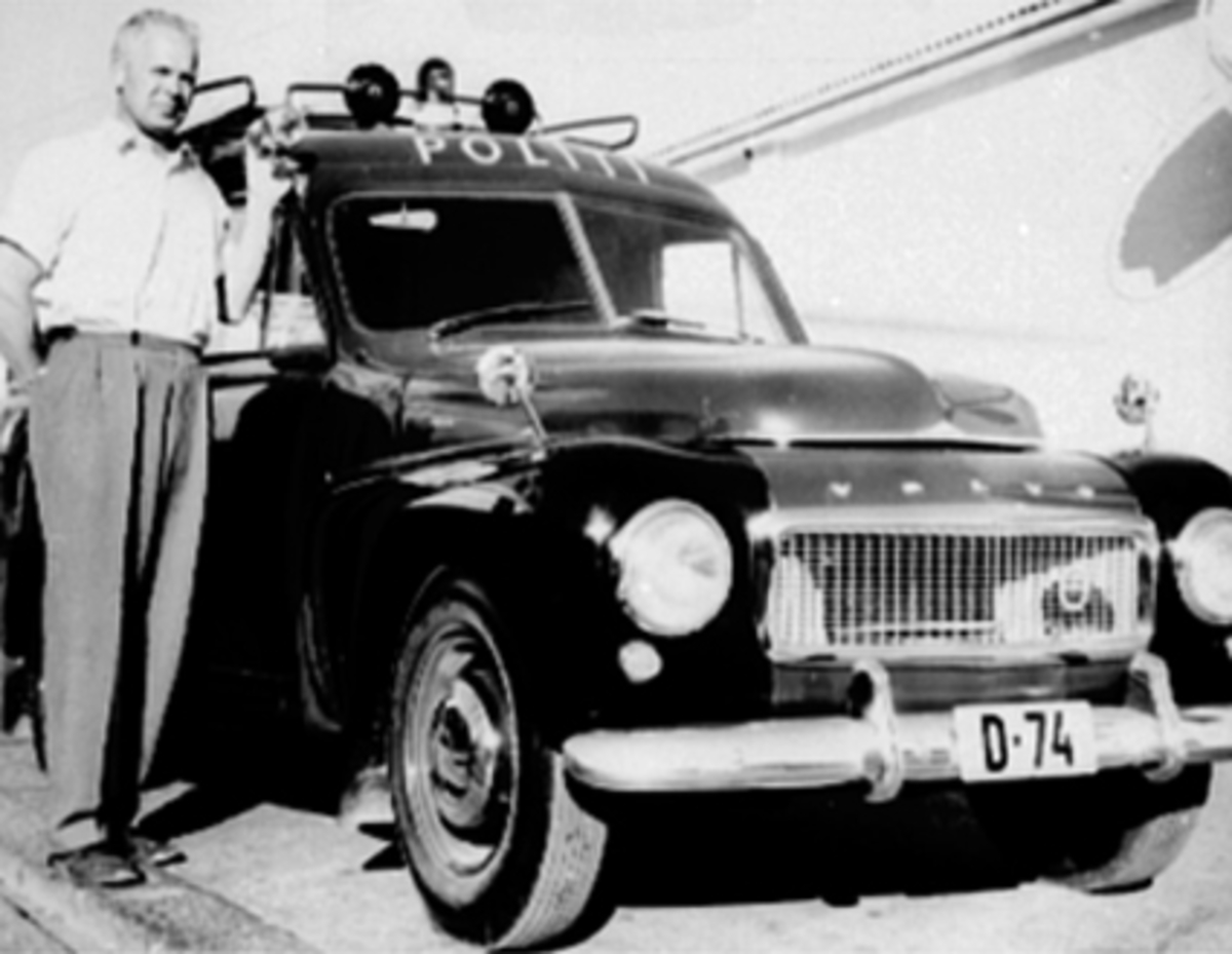 POLITI BIRGER KOLSTAD MED POLITIBIL: D-74, VOLVO PV 445 - Anno ...