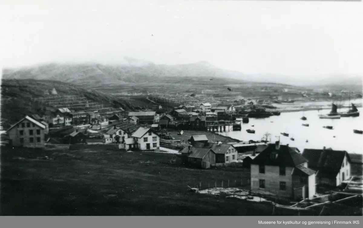 Førkrigsbilde av stedet Mehamn i Gamvik Kommune. 1910/20 - Museene for ...