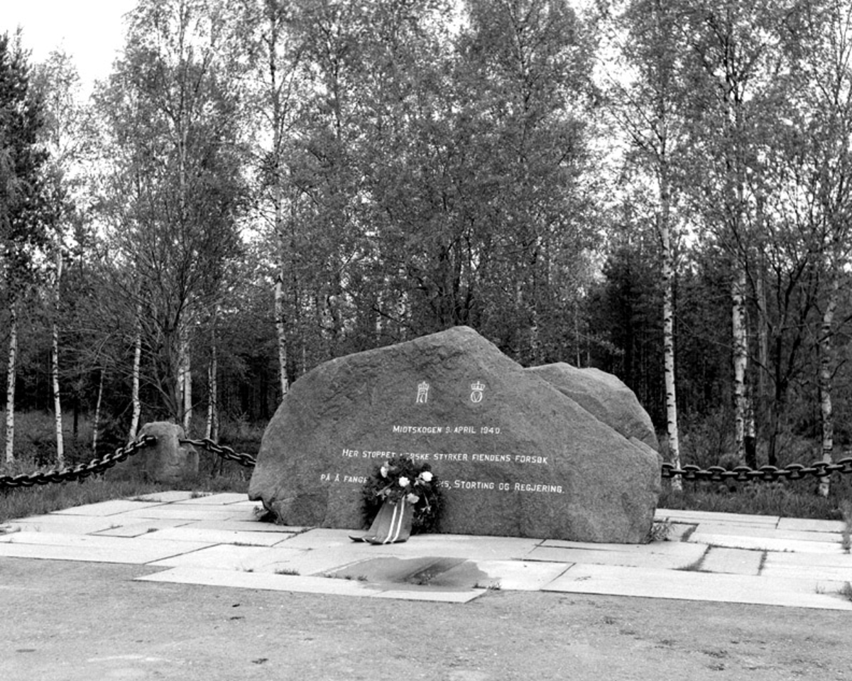 Minnesteinen ved Midtskogen - Anno Glomdalsmuseet / DigitaltMuseum