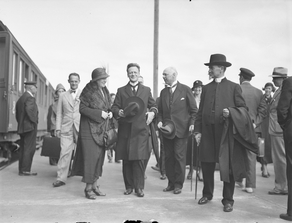 Den svenske erkebiskop Erling Eidem og hans kone Elisabeth ankommer ...