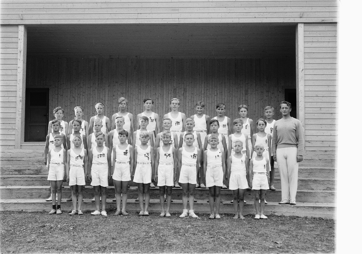 MOELV TURNFORENING, TURNGRUPPE. FORAN F. V. ARILD MARTINSEN, FINN ...