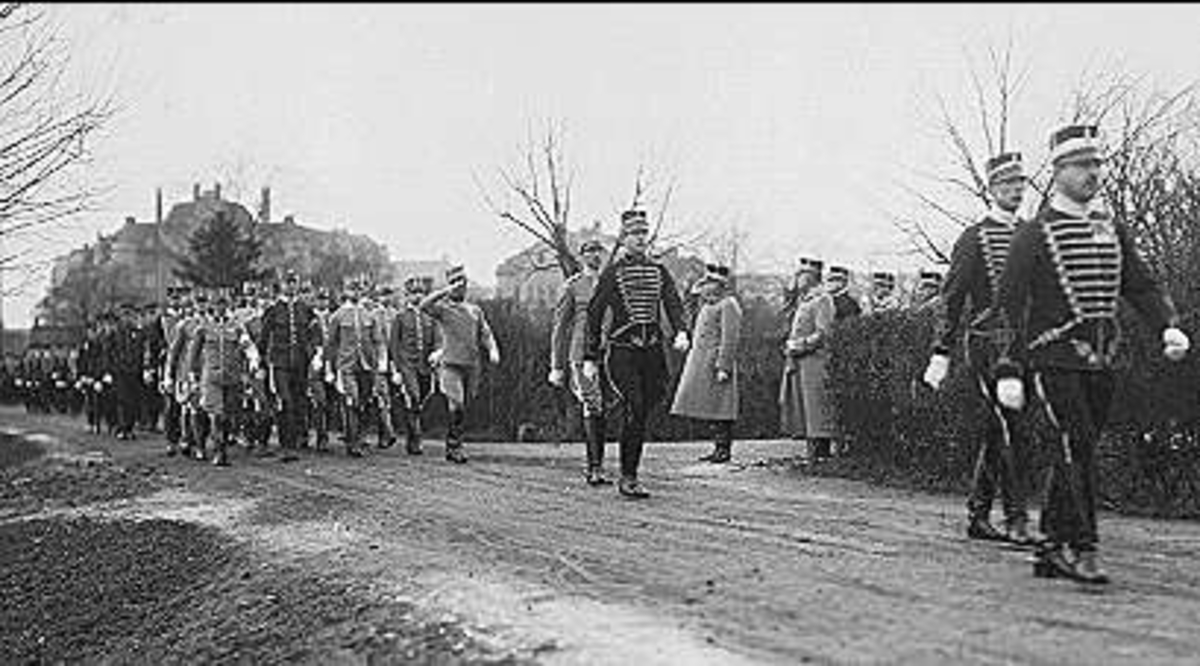 Förbimarsch, 1930-tal. Gilbert Hamilton, Skövde, chef K 4, Eksjö ...