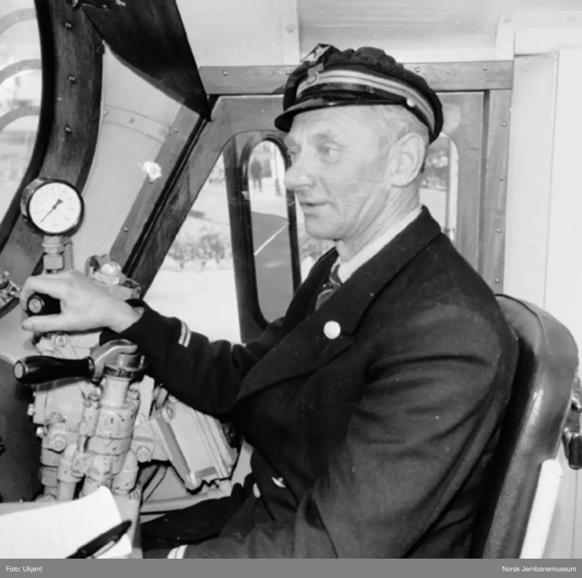 Lokomotivfører Erling Wiig i førerhytta på et Di 3-lokomotiv ; hans ...