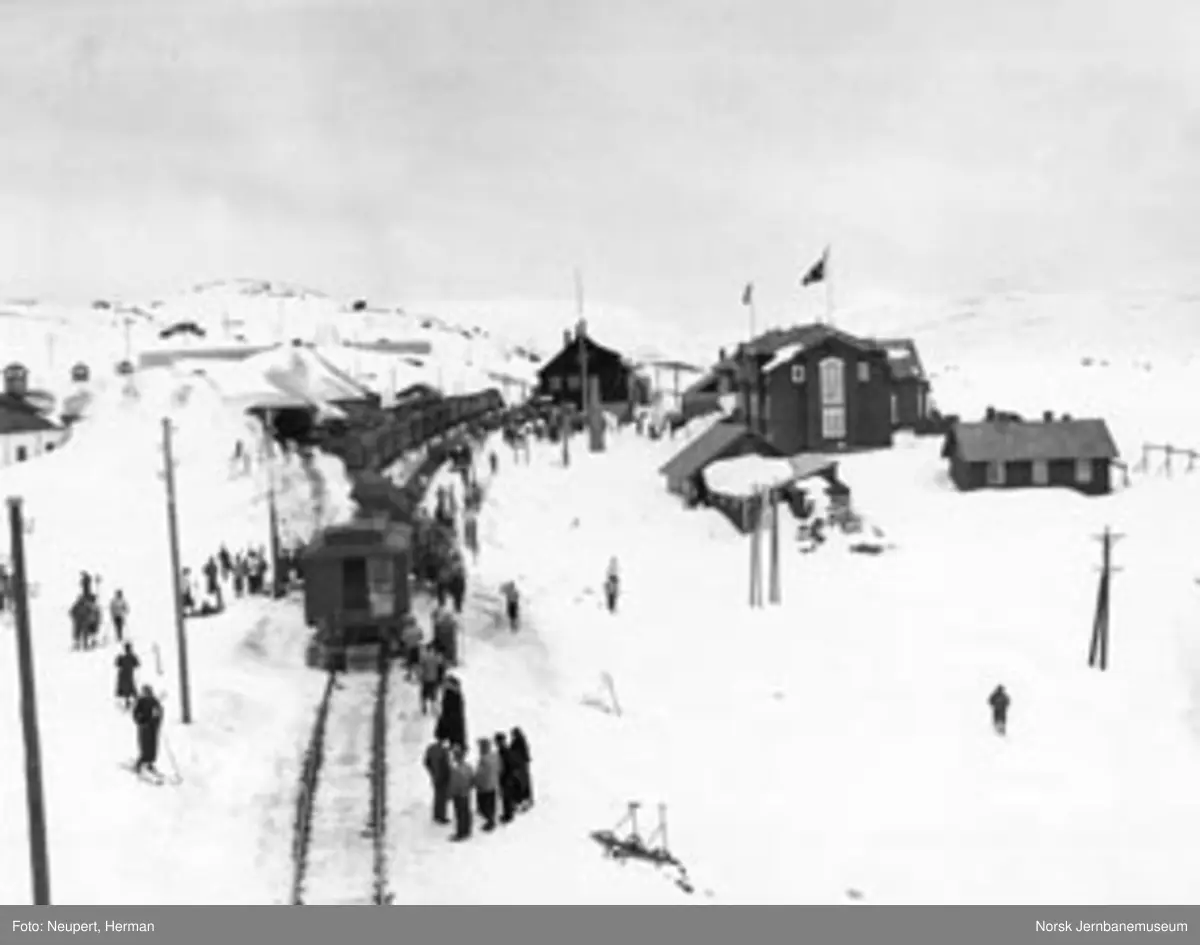 Et langt persontog fra Bergen er ankommet Finse stasjon, utlasting ...