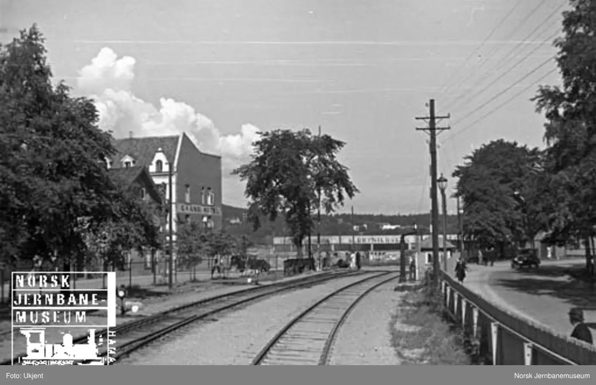 Moss stasjon, stasjonstomta sett nordover mot planovergangen - Norsk ...
