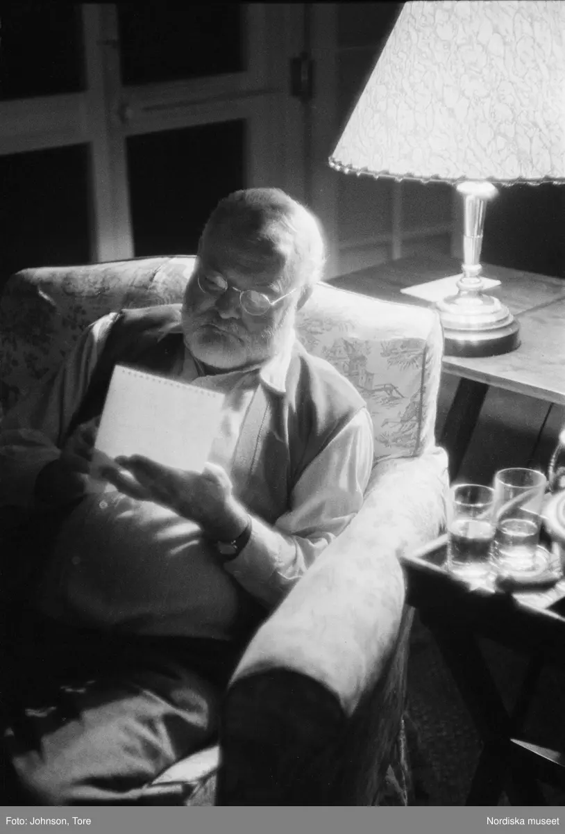 Ernest Hemingway, amerikansk författare (1899–1961) vid skrivmaskin ...