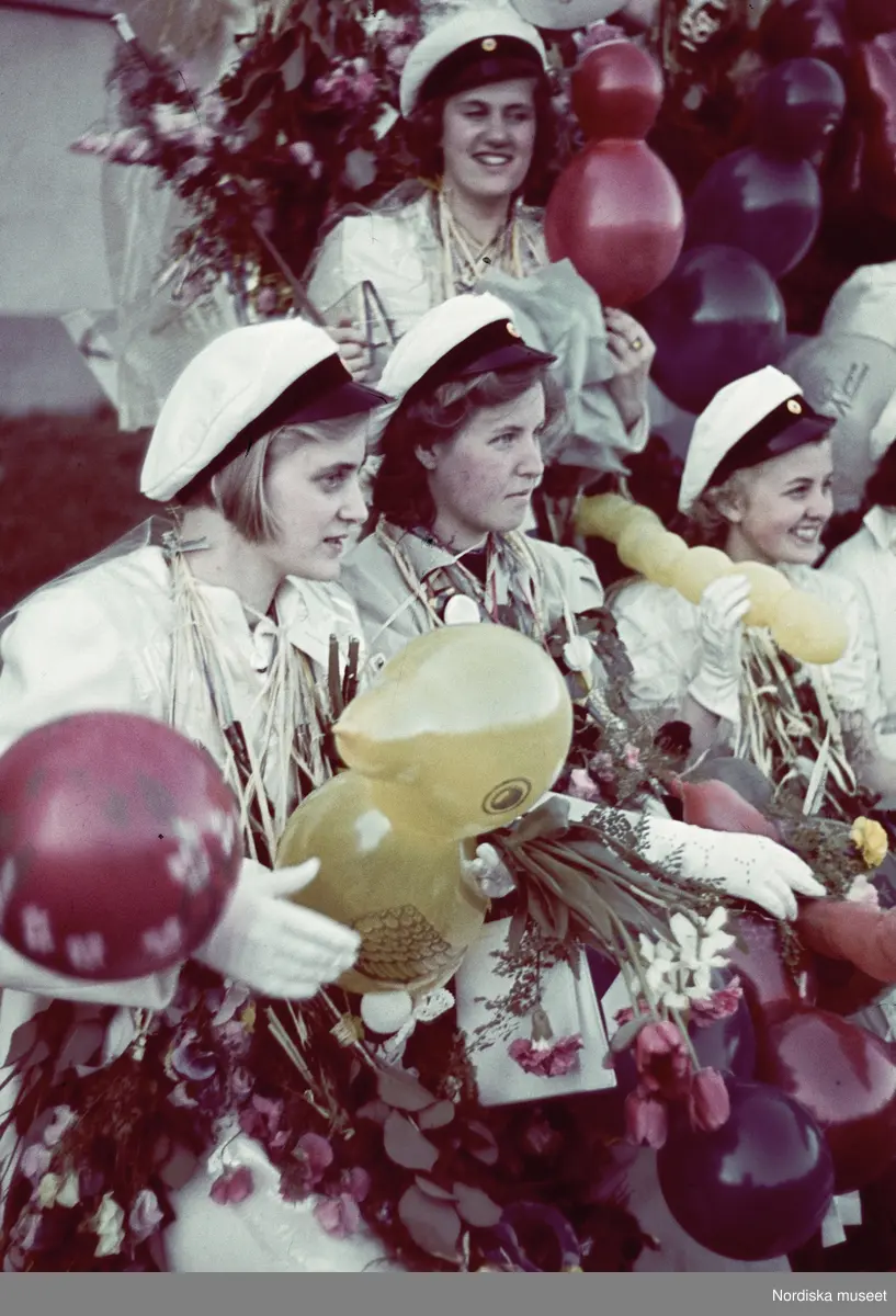 Studenter med blommor och ballonger framför Norrmalms högre allmänna ...