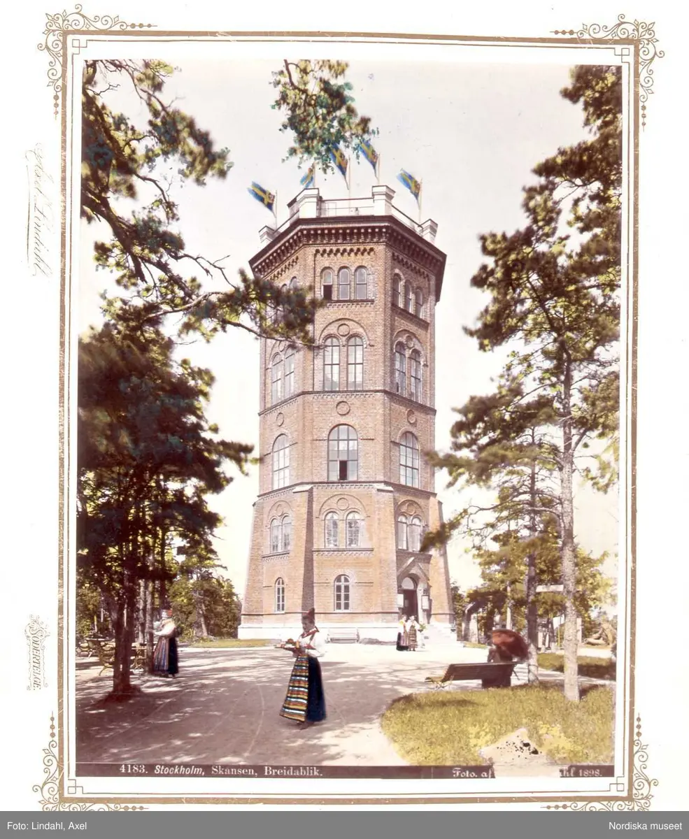 Fotografi med folkdräktsklädda kullor framför Bredablick på Skansen ...