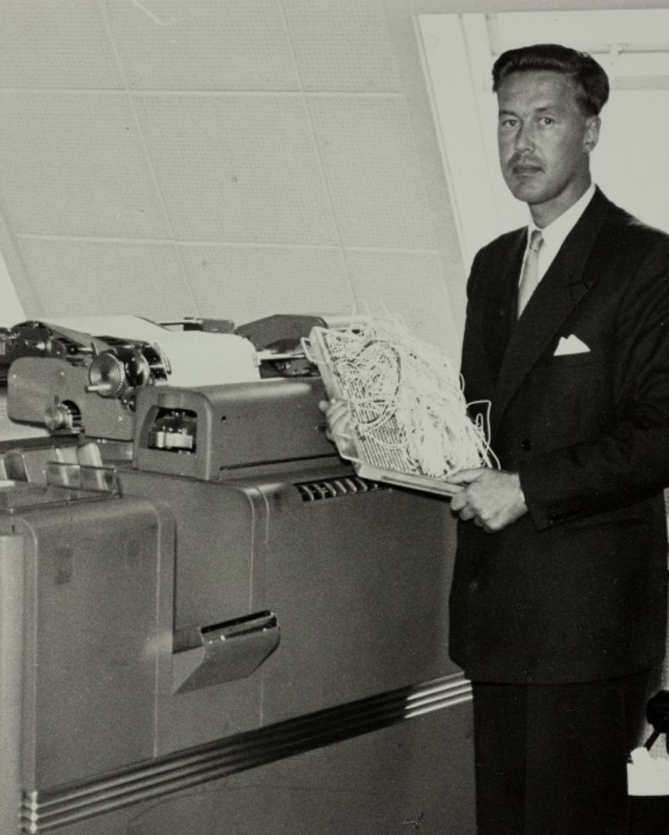 Gunnar Wold viser frem den nye hullkortmaskinen til Jonas Øglænd ...