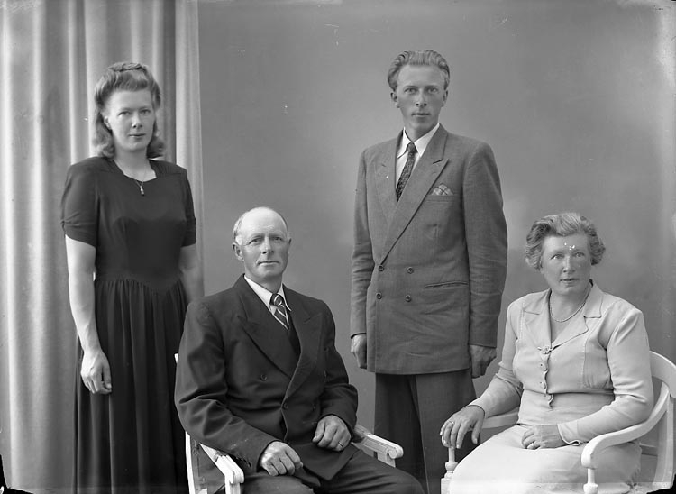 Enligt fotografens journal nr 7 1944-1950: "Larsson, Herr Axel Box 309 ...