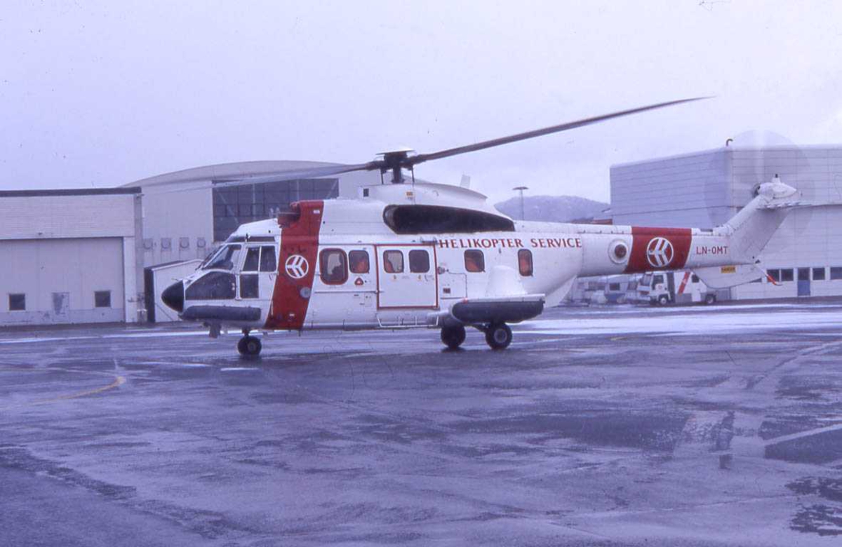 Ett helikopter på bakken, Aerospatiale 332 Super Puma L1. LN-OMT Fra ...