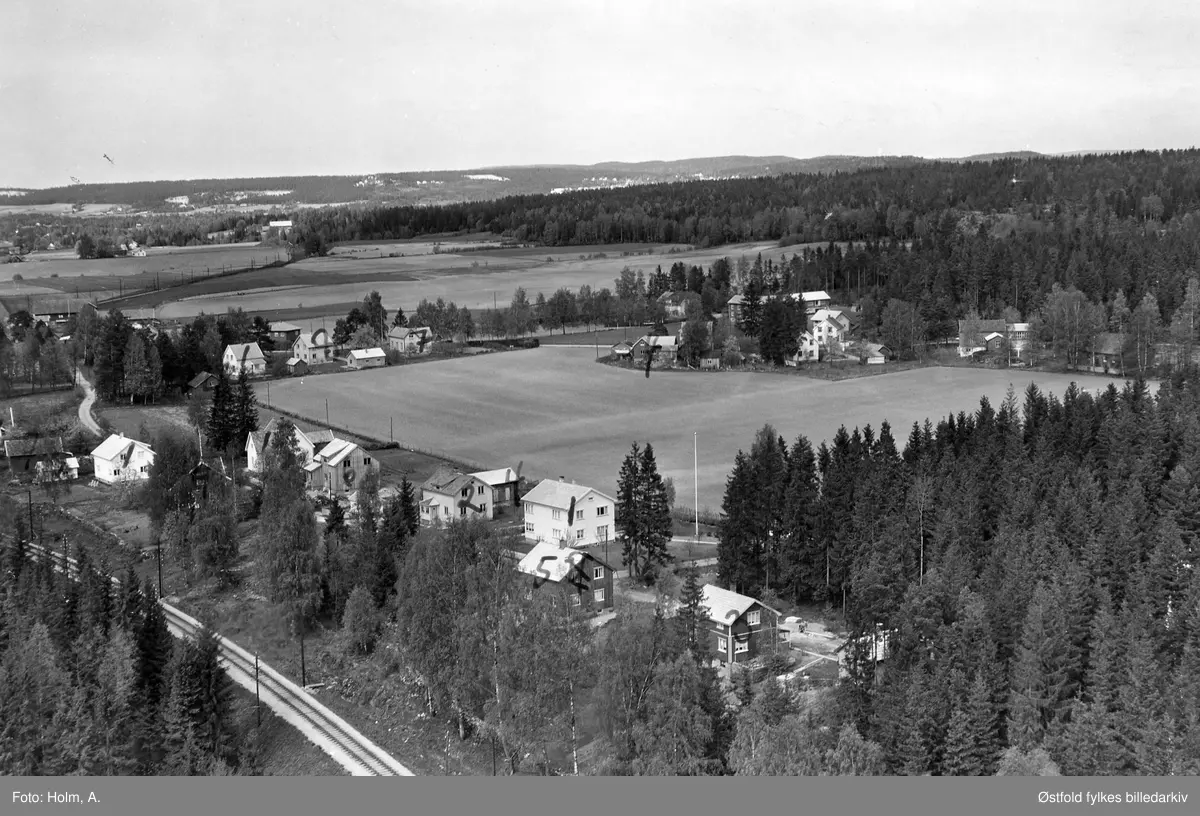 Ved Eidsberg stasjon i Eidsberg, flyfoto fra 27. mai 1957. - Østfold ...