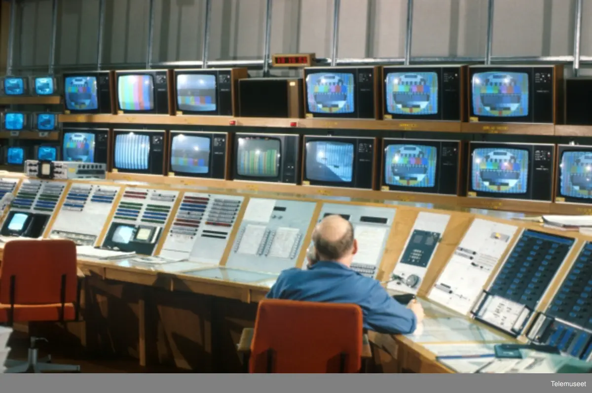 Hovedsendere Tryvannstårnets kontrollrom. - Norsk Teknisk Museum ...