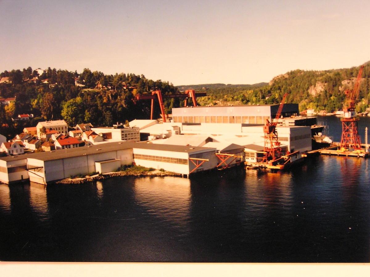 Luftfoto av Tangen verft bygningene sett fra luften med Valberg i ...
