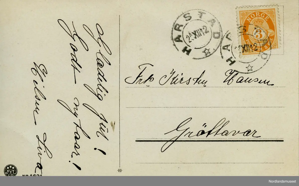 Postkort med bilde av to kvinner i bunad som ligger på en gresseng. Den ...