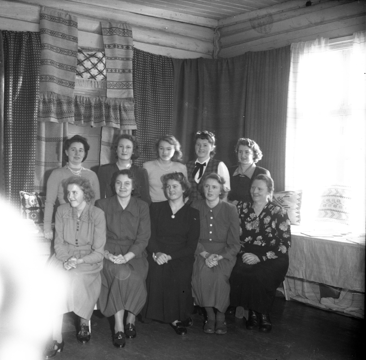 Åsgardane Vevstugu. Framme frå v.Kari Stake,Kari Rust,Ukjent,Ukjent ...