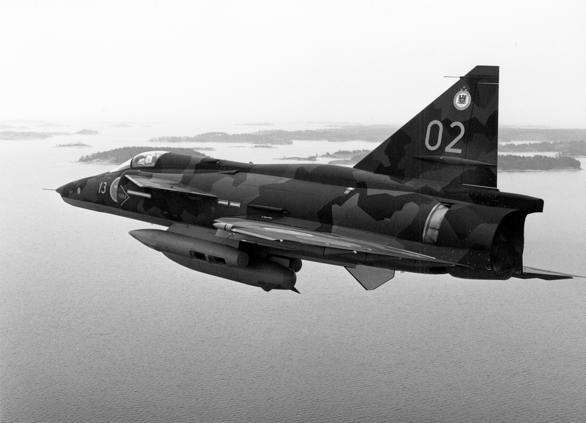 Flygplan SF 37 Viggen flyger över hav. - Flygvapenmuseum / DigitaltMuseum