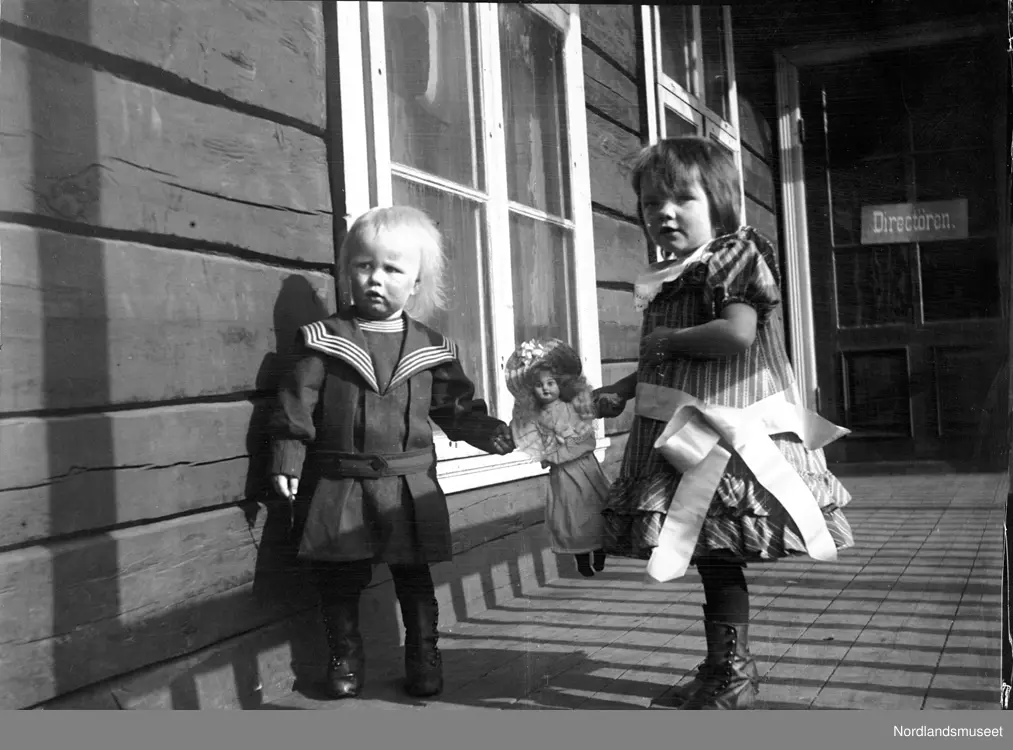 Søskenparet Arne og Esther Carlson på hotelltrappa. De bodde i ...