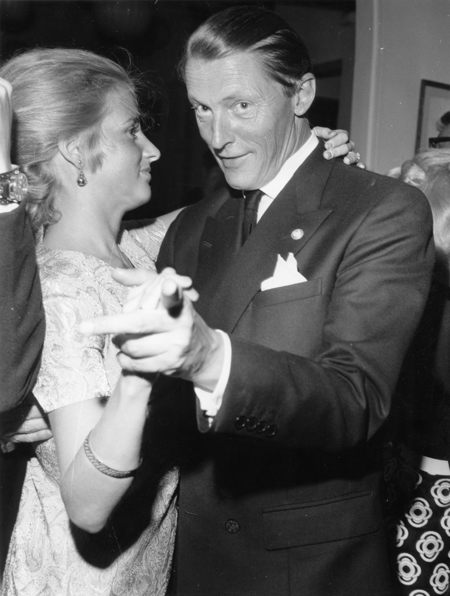 Claes Henrik Nordenskiöld och Marie Louise Schmidt under balen i ...