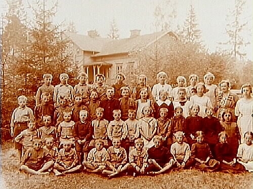 Göksholms skola, 45 skolbarn. Skolbyggnad i bakgrunden. Fru Thelander ...