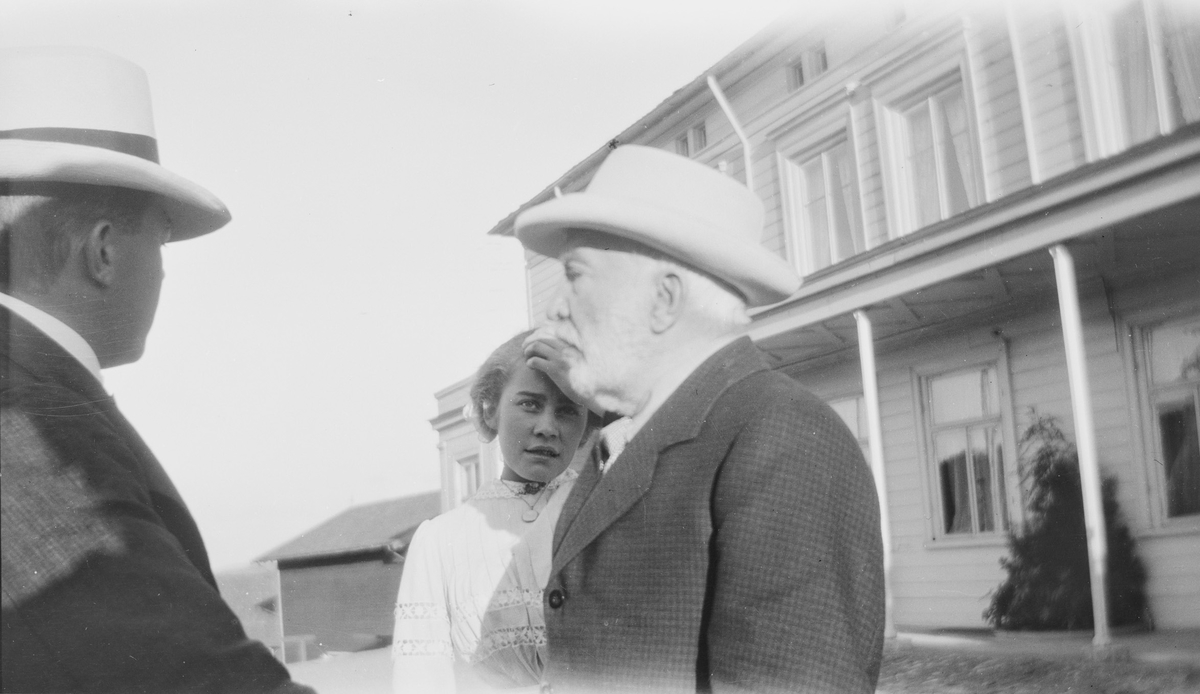 Tre generasjoner Mathiesen: den yngste er Celina i midten, så er det ...