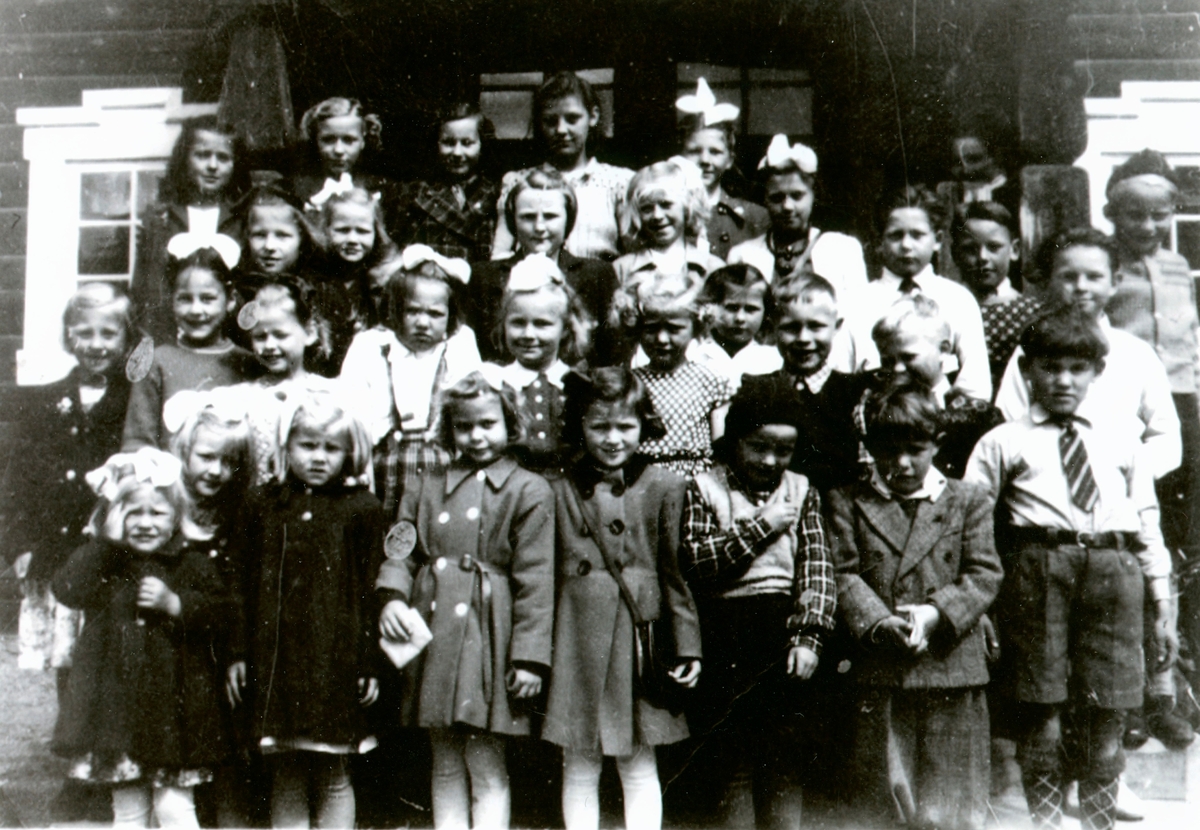 Gol Sundagsskule ved bedehuset. 1.rekkje frå v. Arnhild Rusten,Bjørg ...