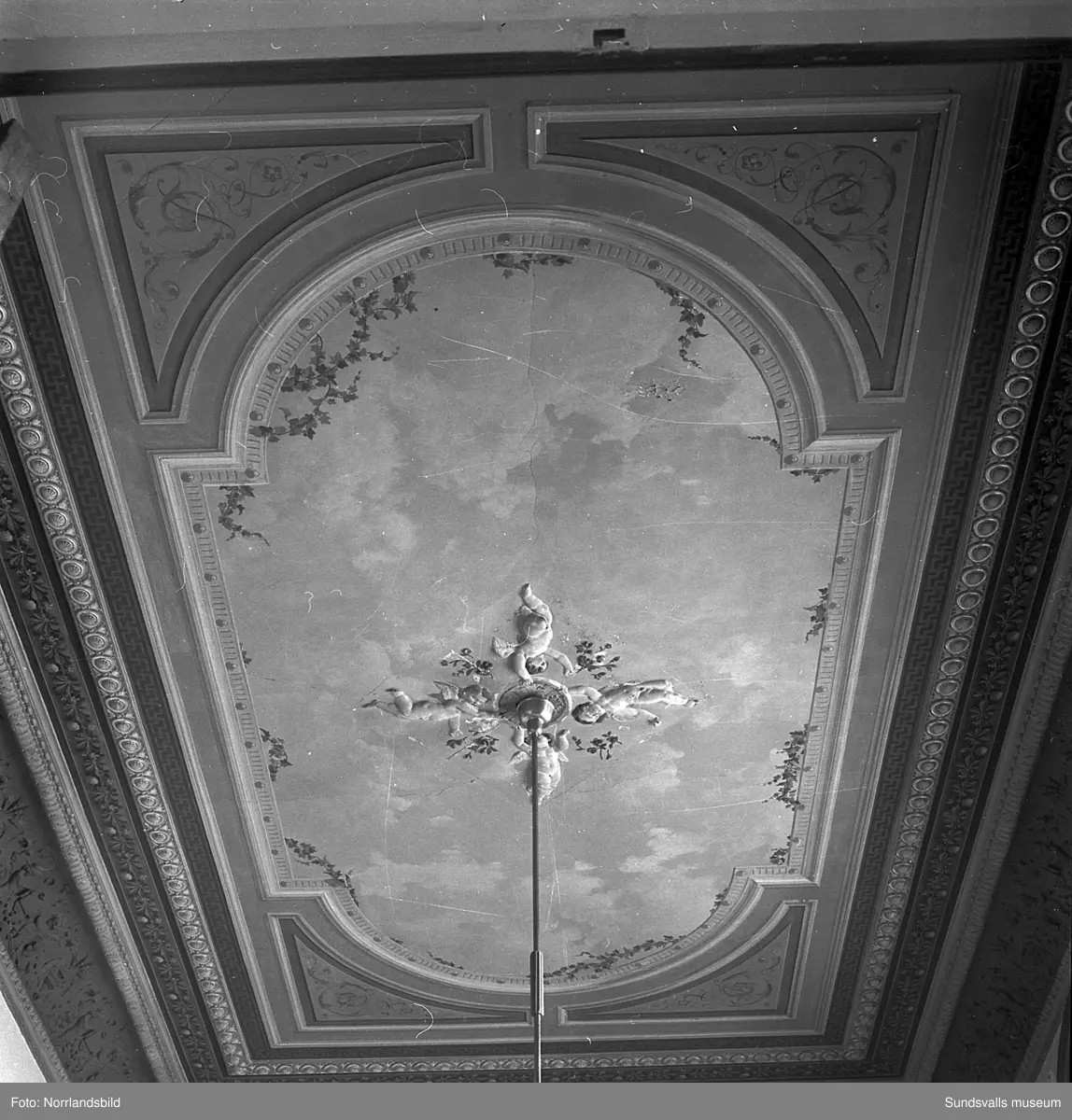 Rikt dekorerat innertak i Merlo slott. - Sundsvalls museum / DigitaltMuseum