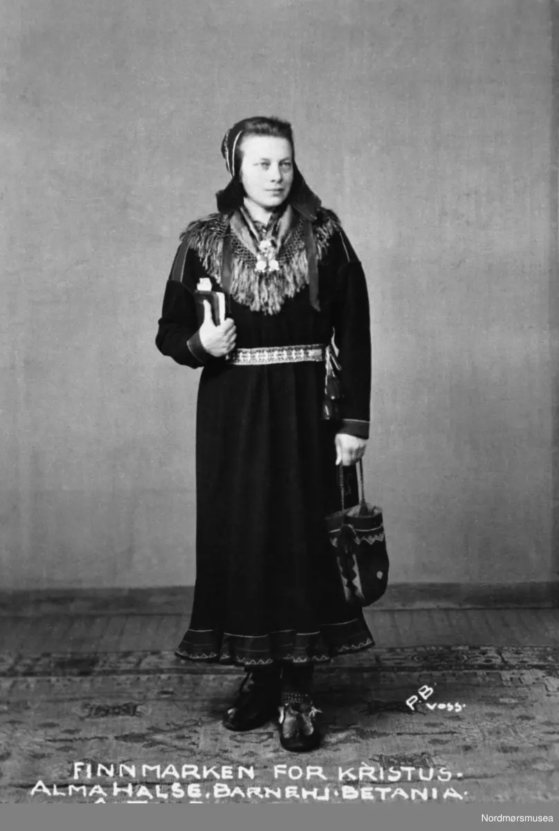 Alma Halse iført kofte fra Finnmark. Tekst: "Finnmarken for Kristus ...