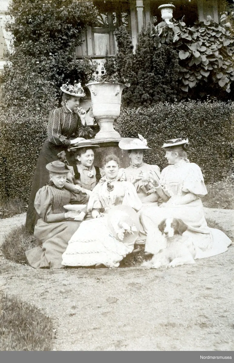 ";Sommeren 1895"; Foto av søstrene Johanne og Birgitte Hilmara Allan ...