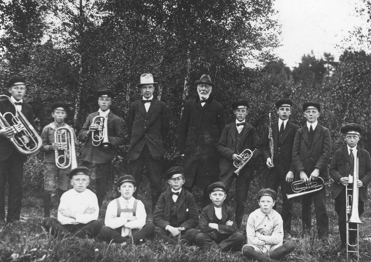 Ungdomsmusikkåren "Prästens pojkar" Hybo. Stående fr.v. Hjalmar Bodin ...