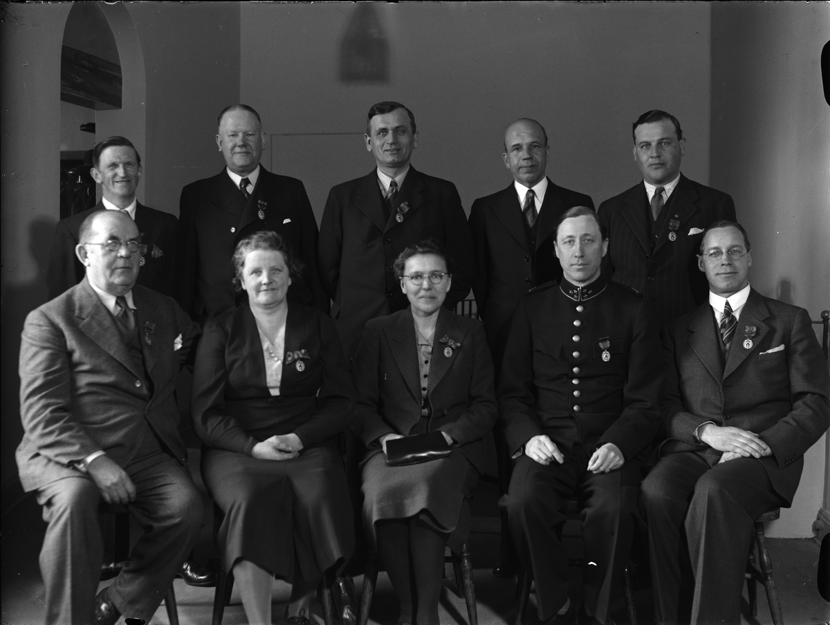 "Förtjänsttecken till tolv upländska luftskyddare" - medaljörerna på ...