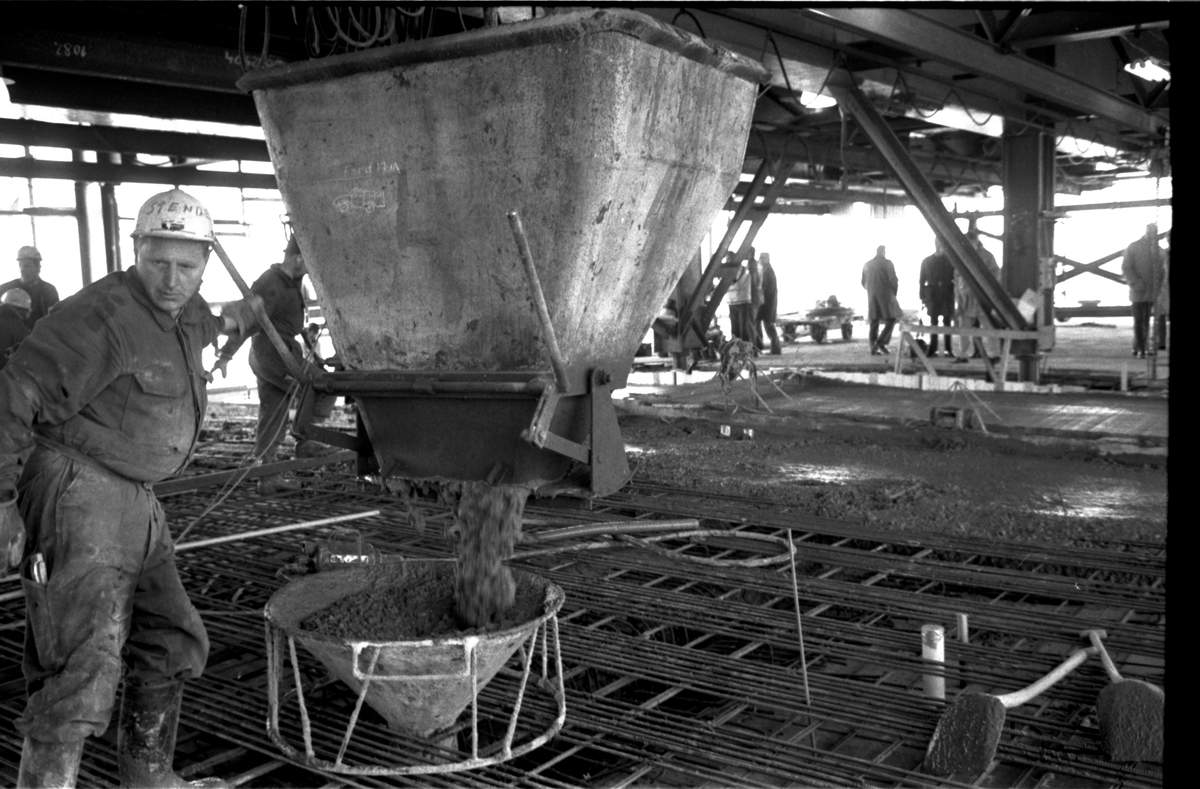 Ölandsbron byggs 1968-1972. Här gjuts vägbanan. - Kalmar läns museum ...