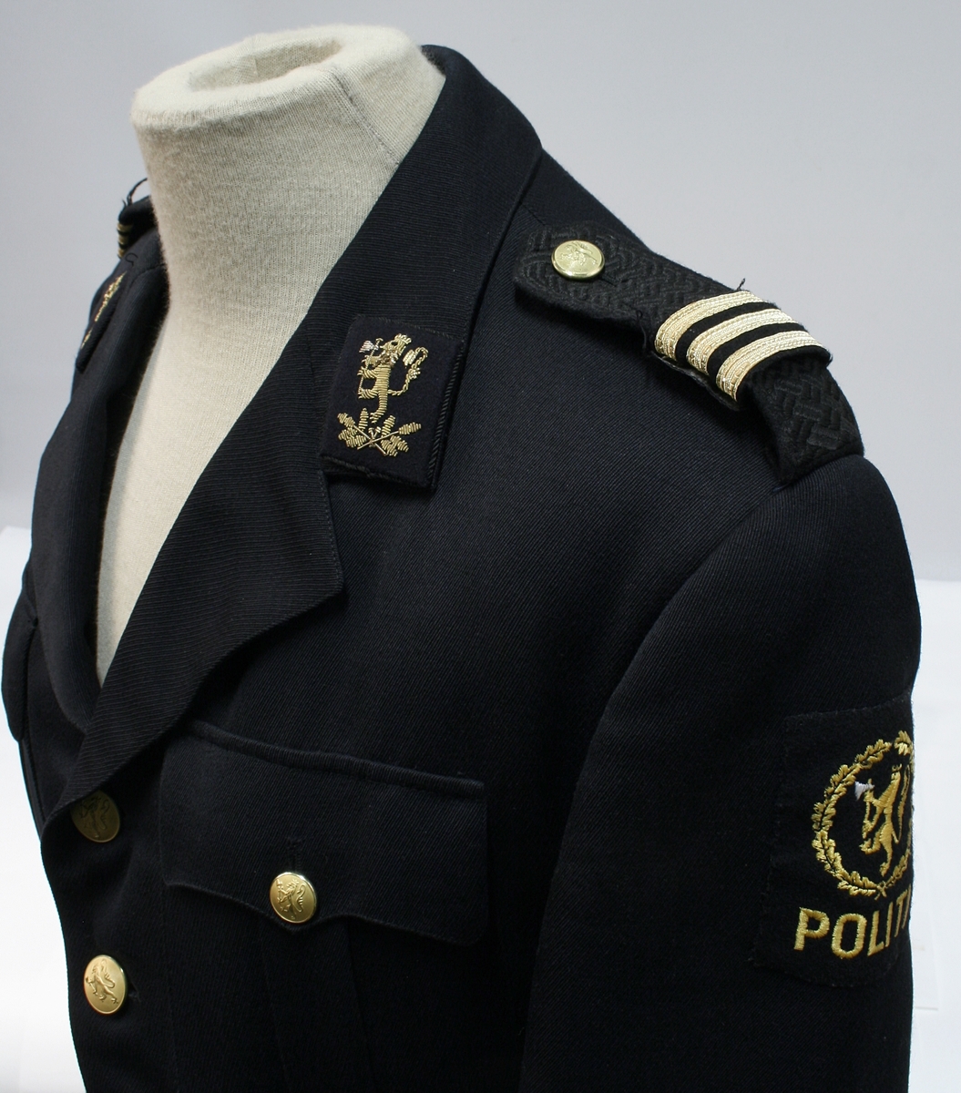 Politiuniform M/1963 - Justismuseet / DigitaltMuseum