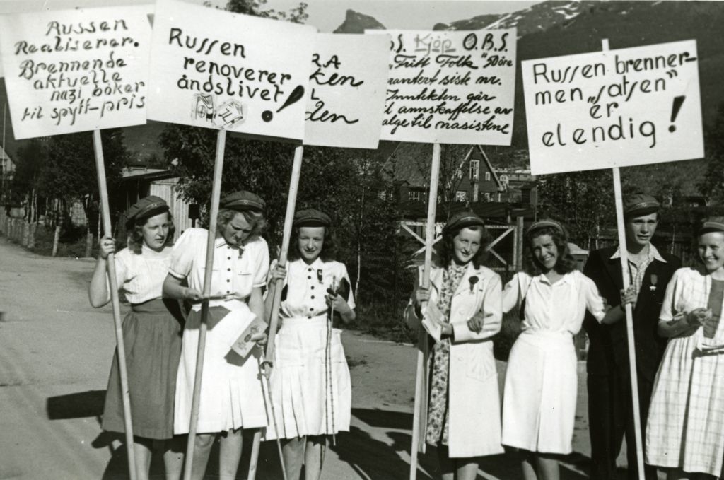 Russen - 45. Plakater. Inger Ytterstad, Gerd Larsen, Aud Hartgen, Eva ...