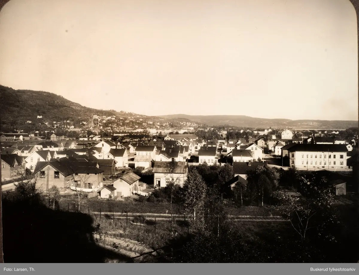 PARTI AV NYBYEN, DRAMMEN. Nybyen i Strømsø/Danvik Bragernes kirke i ...