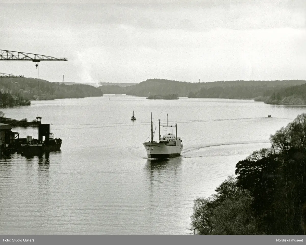 Lastfartyg under gång utanför Drottningholm. - Nordiska museet ...