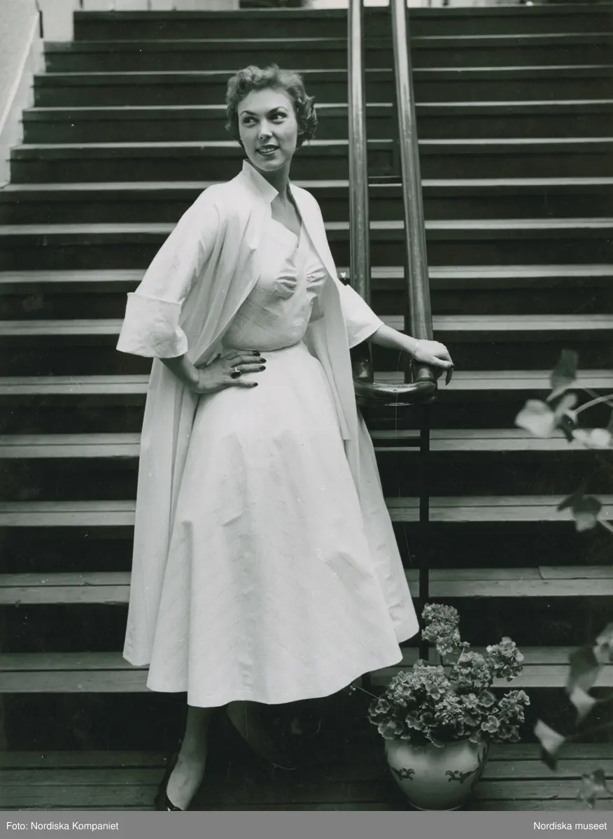 Modell i klänning och kappa av "Randi", design Astrid Sampe , NK:s ...