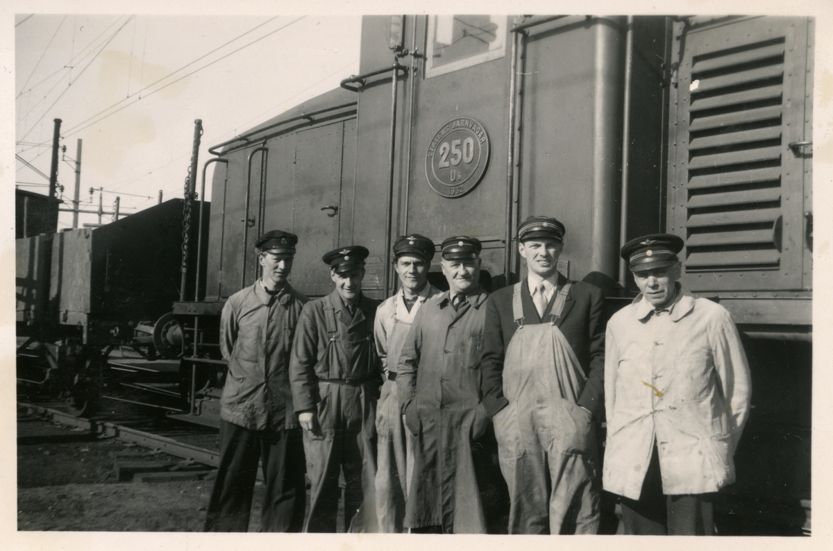 Järnvägspersonal på Bangården i Storvik 1947. Fr v Evert Persson ...