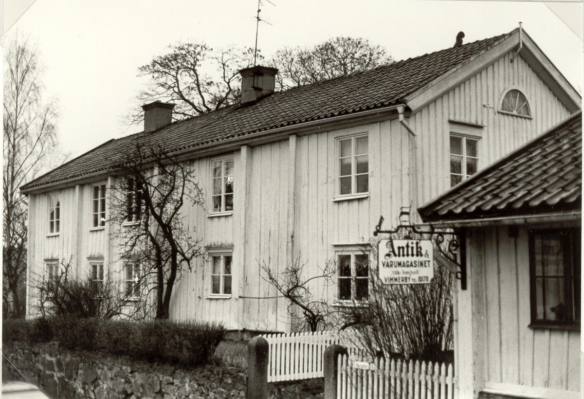 Borgmästargården före ommålning. Fönstren i huvudbyggnaden var ...