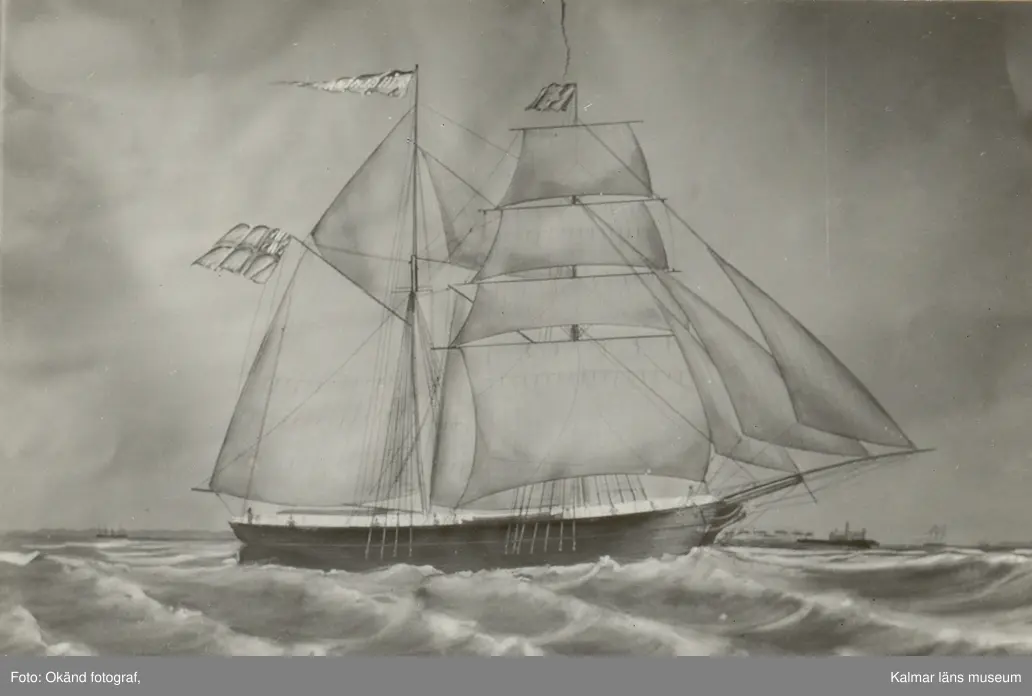 Skonert för segel utanför Kronborg, förande lotsflagg "blåpetter". Har ...