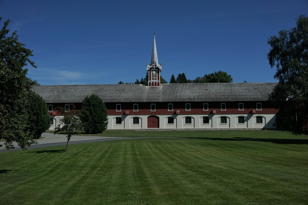 Hoel, Nes, Ringsaker. Hoel, Nes, Ringsaker. Klokketårnene på Hoel er ...