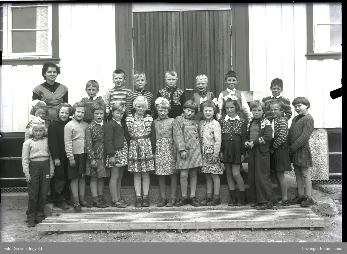 Skolebilde fra folkeskole, Mule skole, 1956-1957. - Levanger Fotomuseum ...
