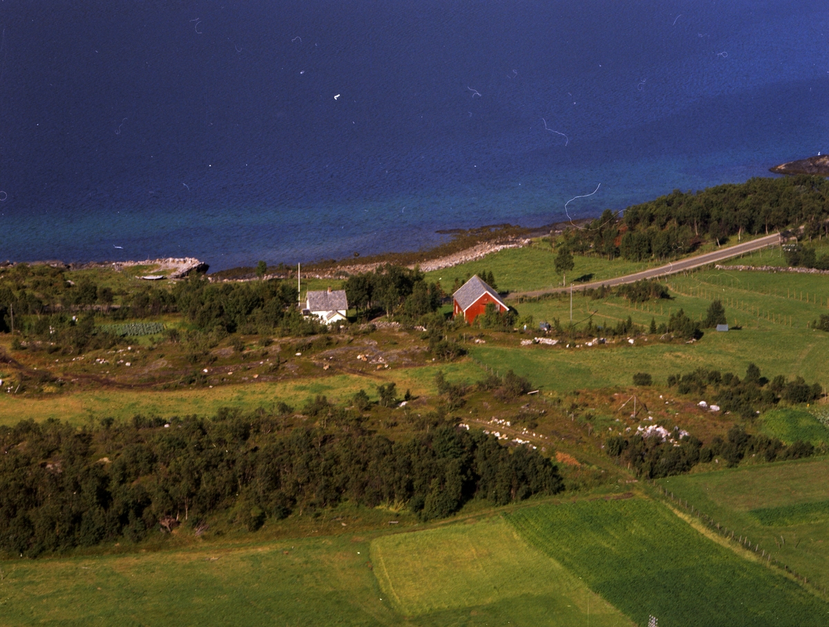 Flyfoto fra Hemmestad i Kvæfjord. - Sør-Troms Museum / DigitaltMuseum