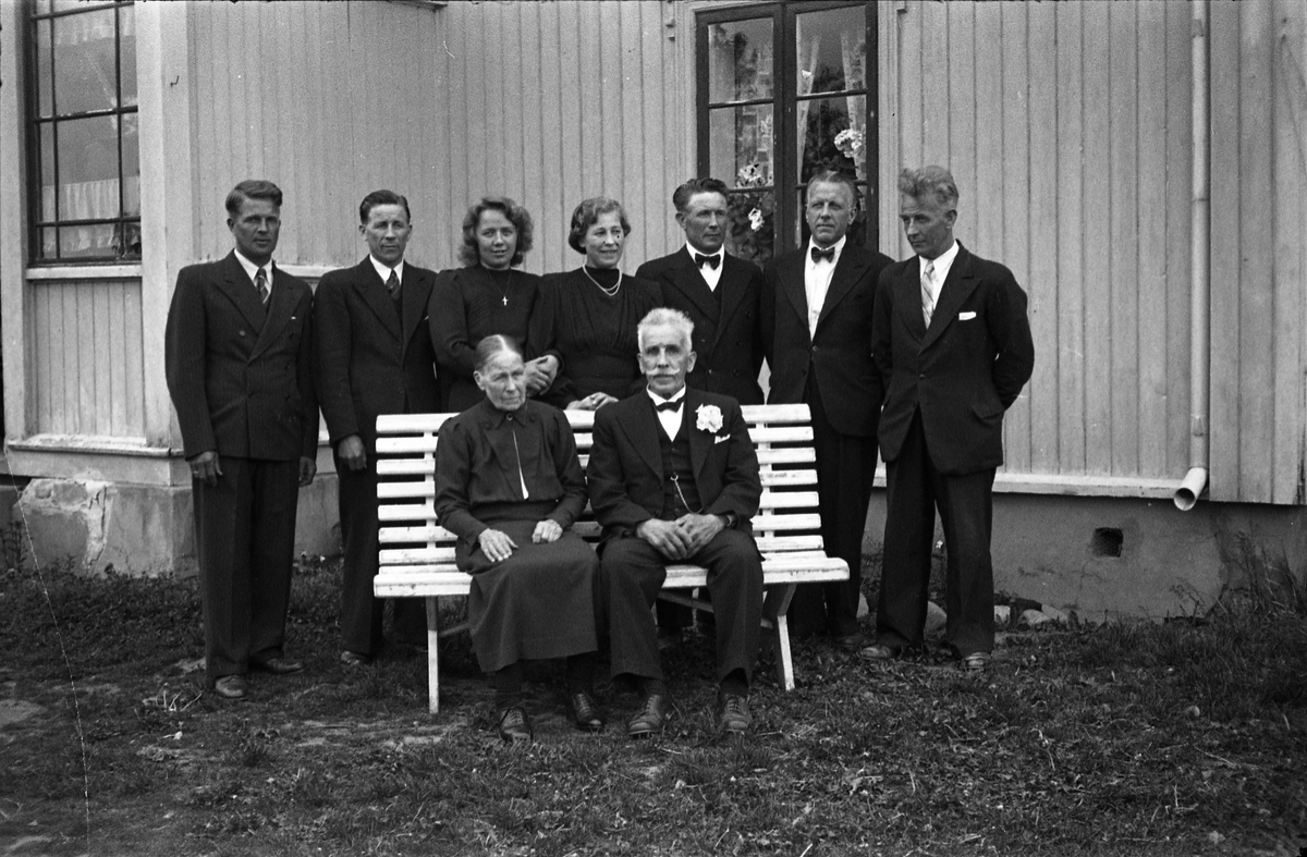 Klara og Otto Tønsberg (sitter foran) og deres barn fotografert i ...