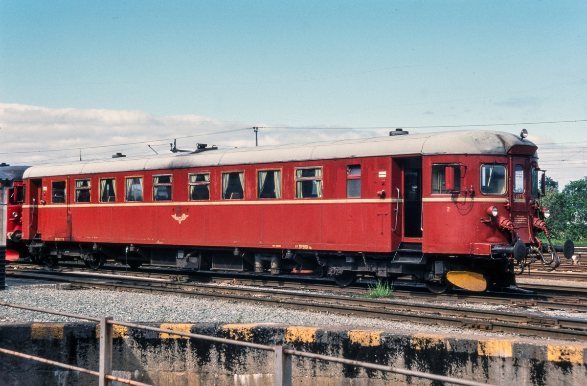 NSBs dieselmotorvogn type 86, BM86 M 16, på driftsbanegården i ...