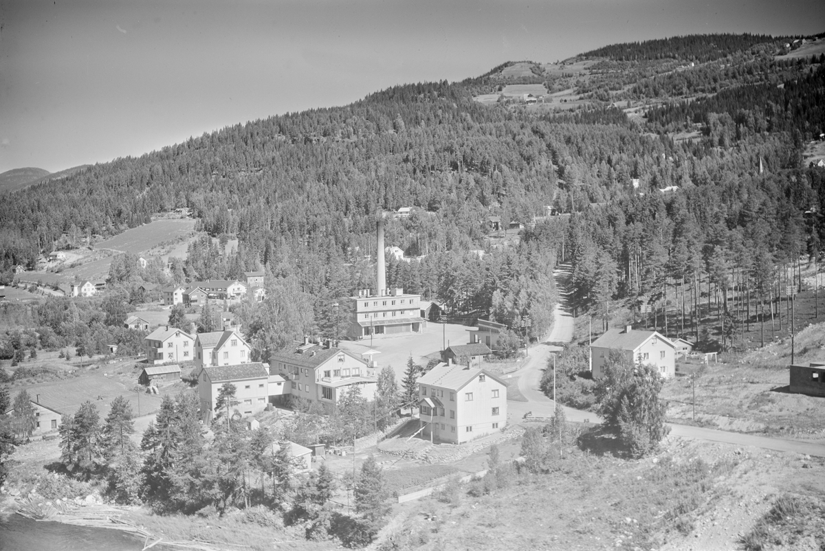 Tretten sentrum med Tretten ysteri og bolighus, fremst Kongsvegen 1562 ...