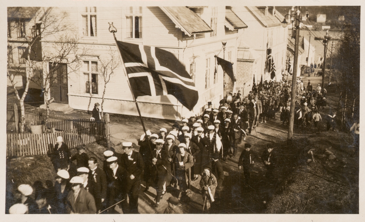 17. maitog på vei opp Eriks gate. Ungdommer med sangerluer foran ...
