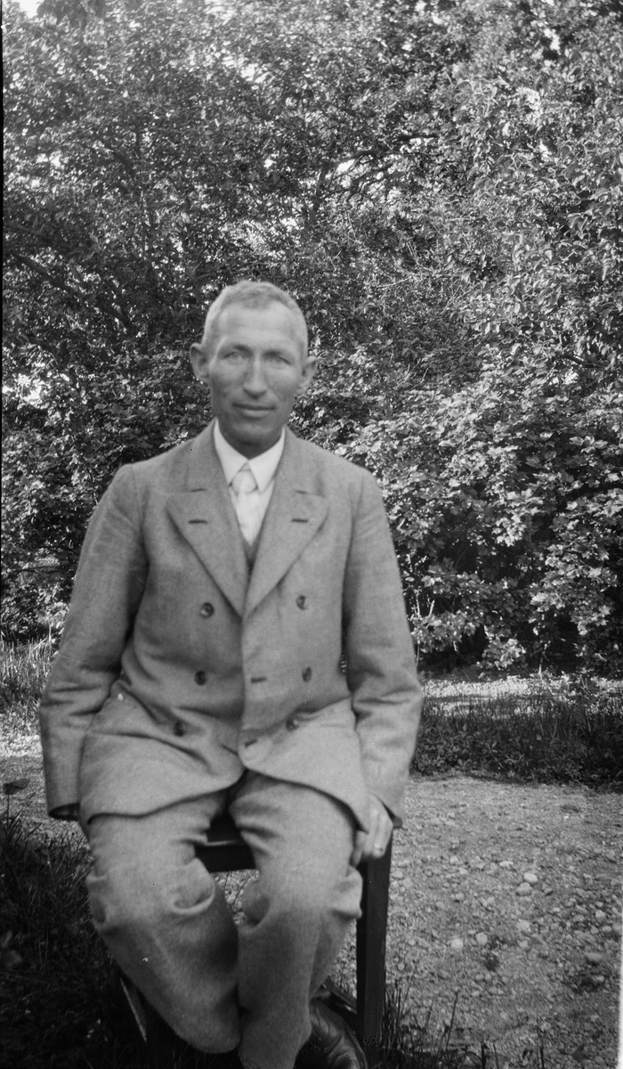 John Alinder i trädgården hos Karlinders i Drävle, Altuna socken ...